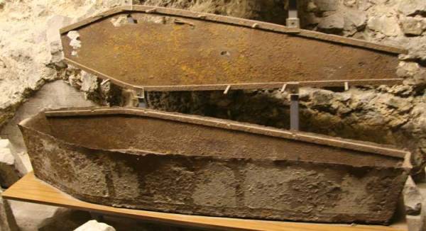The Iron Coffin - St Bride's Church, Fleet Street
